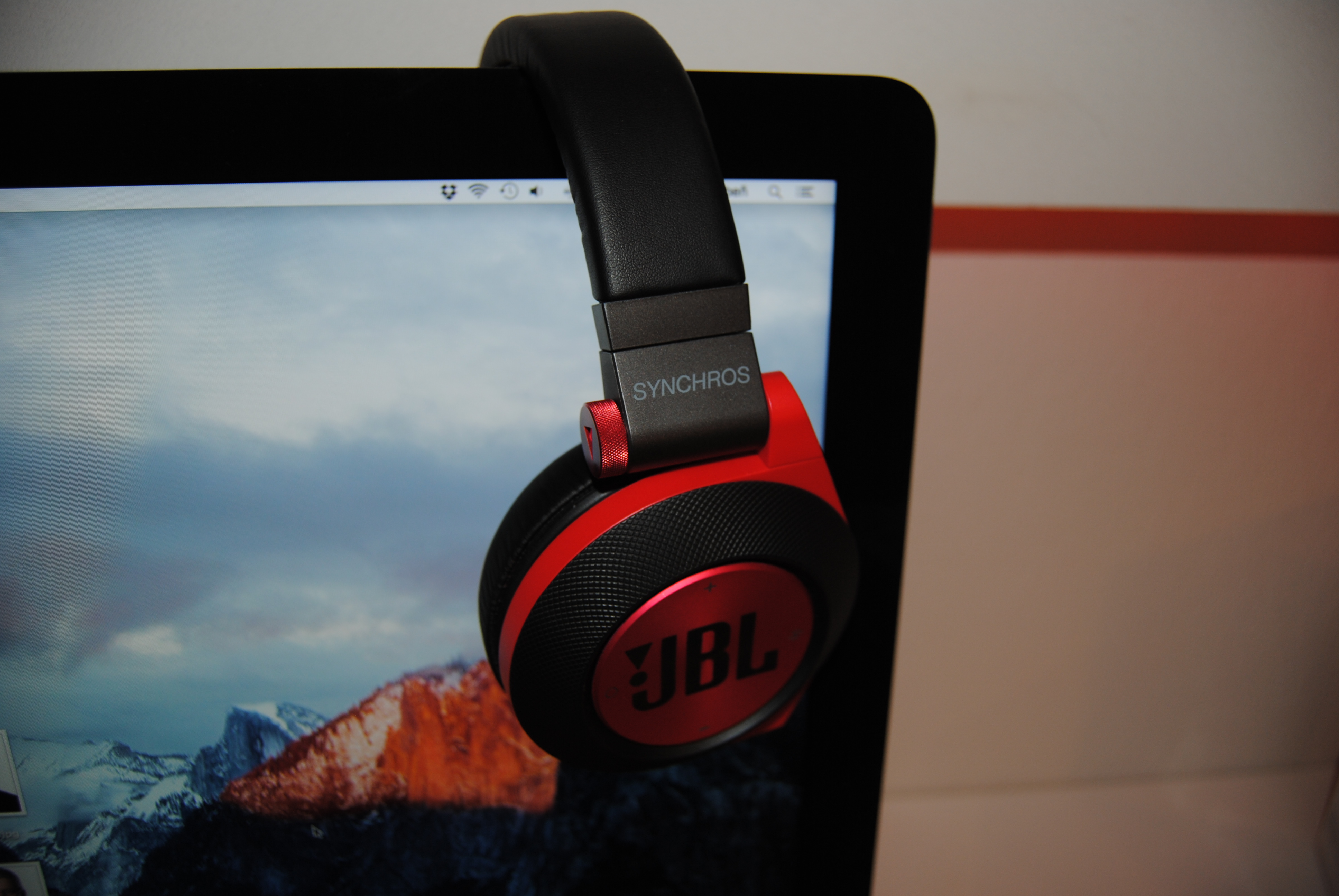 Recenze JBL E50BT: bezdrátová sluchátka, která vás pohltí – Letem ...