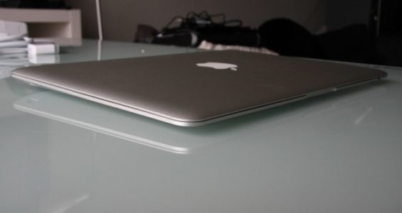 MacBook Air dnes slaví narozeniny! Steve Jobs jej vytáhl před 17 lety z ...