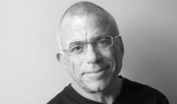 Příběh o tom, jak vznikalo nynější ikonické logo Applu – Letem světem ...