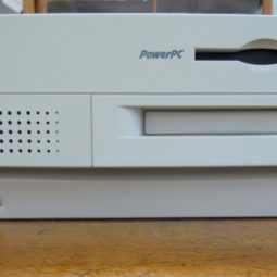 Apple představil přesně před 24 lety legendární Power Macintosh 7100 ...