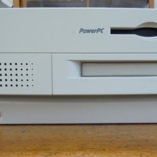 Apple představil přesně před 24 lety legendární Power Macintosh 7100 ...