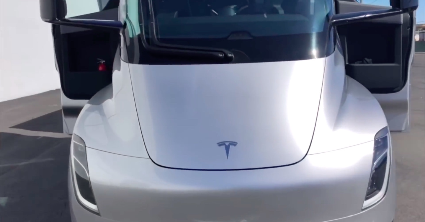 Podívejte se, jak to vypadá uvnitř elektrického tahače Tesla Semi ...