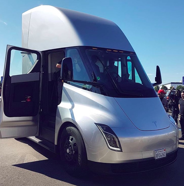 Découvrez une autre photo du prototype de tracteur semi-électrique ...
