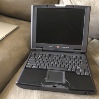 Předchůdce MacBooku Air dnes slaví 22. narozeniny – Letem světem Applem