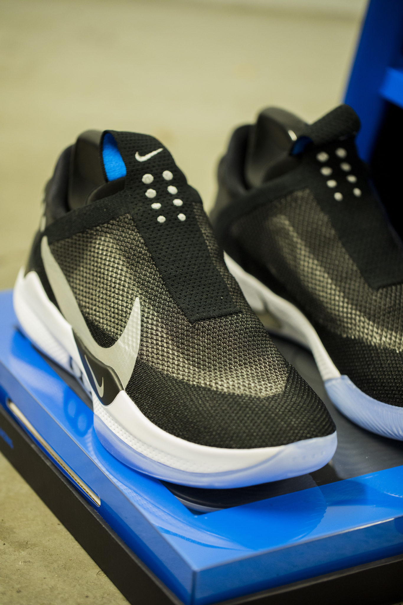 Recenze Nike Adapt BB: první boty na světě ovládané iPhonem! – Letem ...