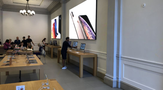 På besök hos Apple Store Florens: enkel och överskådlig butik – Letem ...