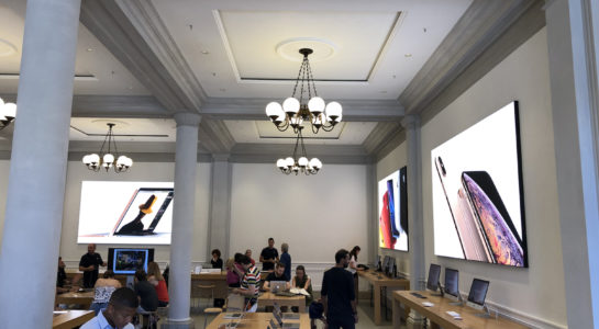 På besök hos Apple Store Florens: enkel och överskådlig butik – Letem ...