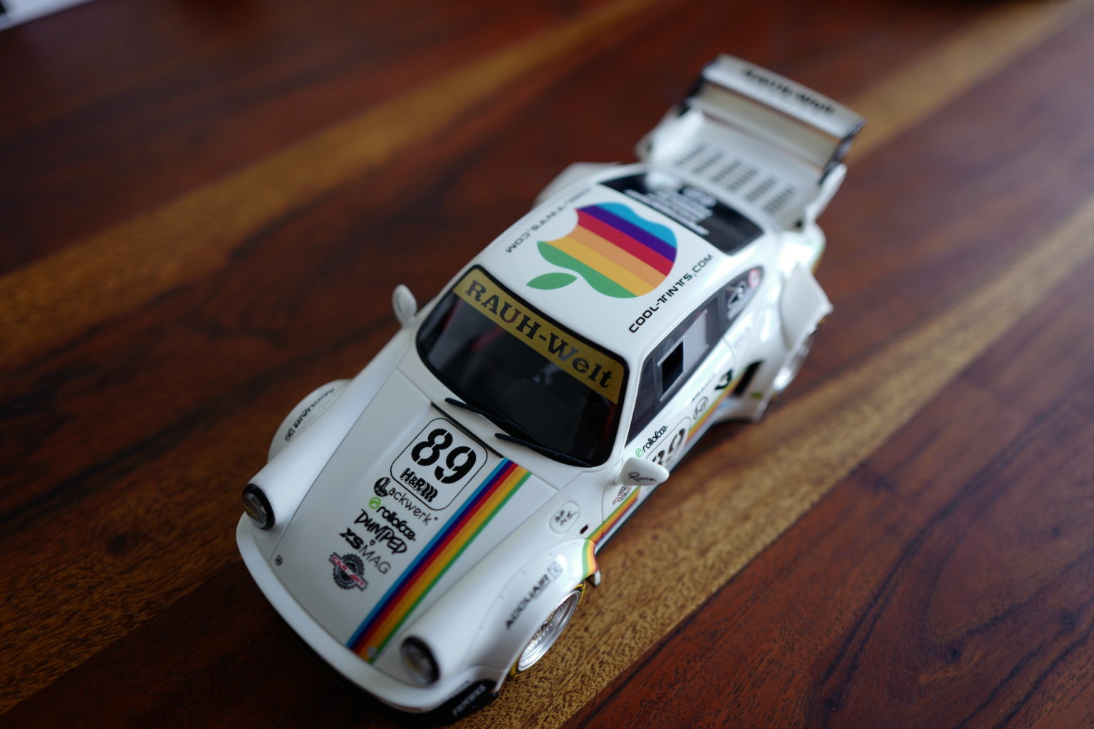 Recenze RWB Apple Porsche 1:18 – Tento kousek by vám na poličce neměl ...