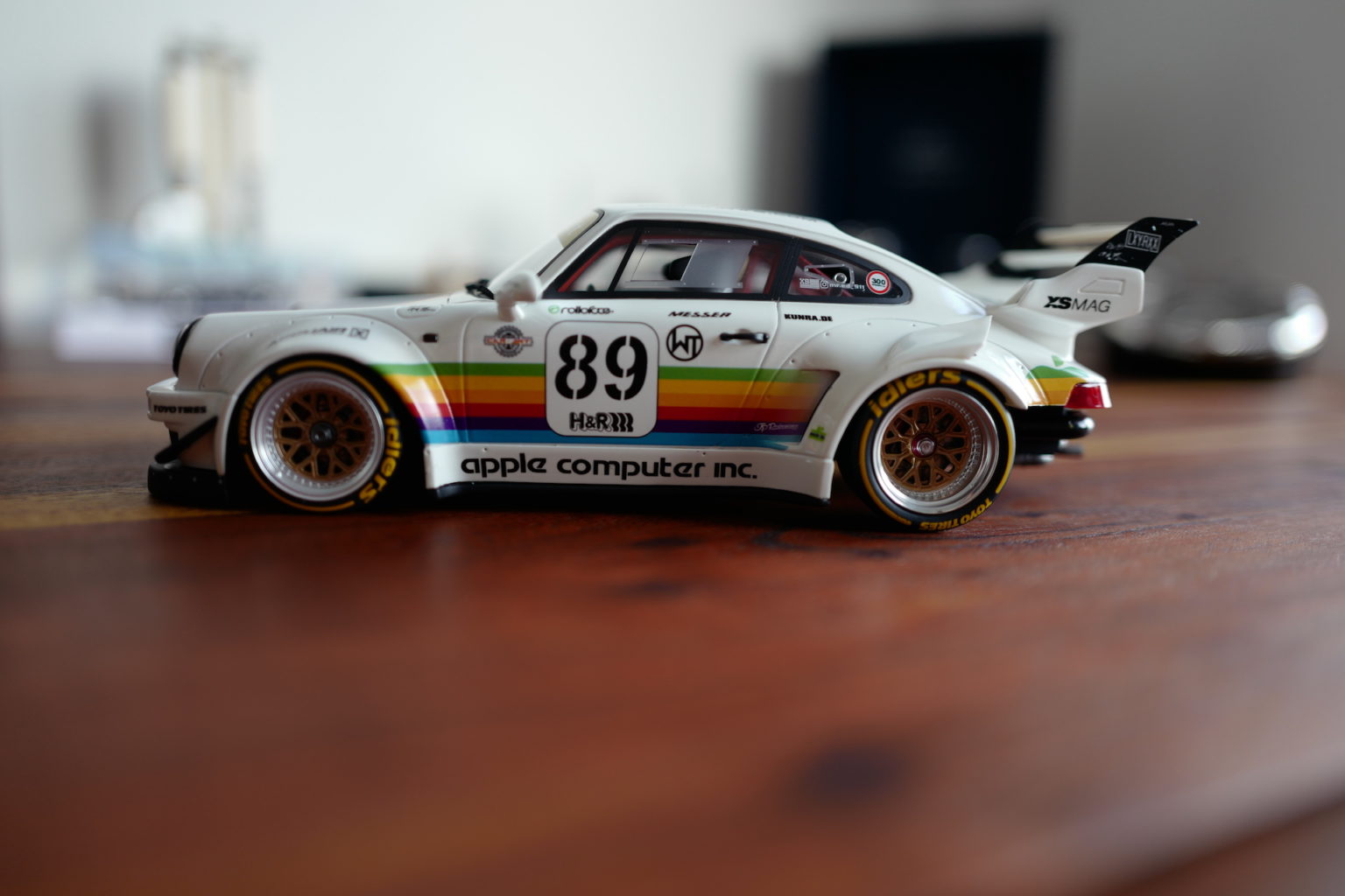 Recenze RWB Apple Porsche 1:18 – Tento kousek by vám na poličce neměl ...