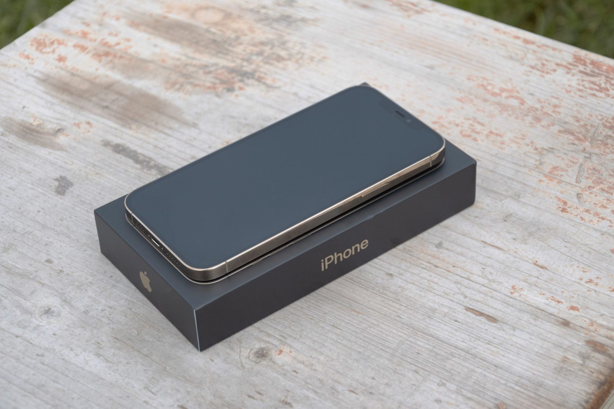 iPhone 공식적으로는 자신을 고칠 수 있을 겁니다. Apple 모든 사람이 사용할 수 있는 원본 부품과 설명서를 만들 ...
