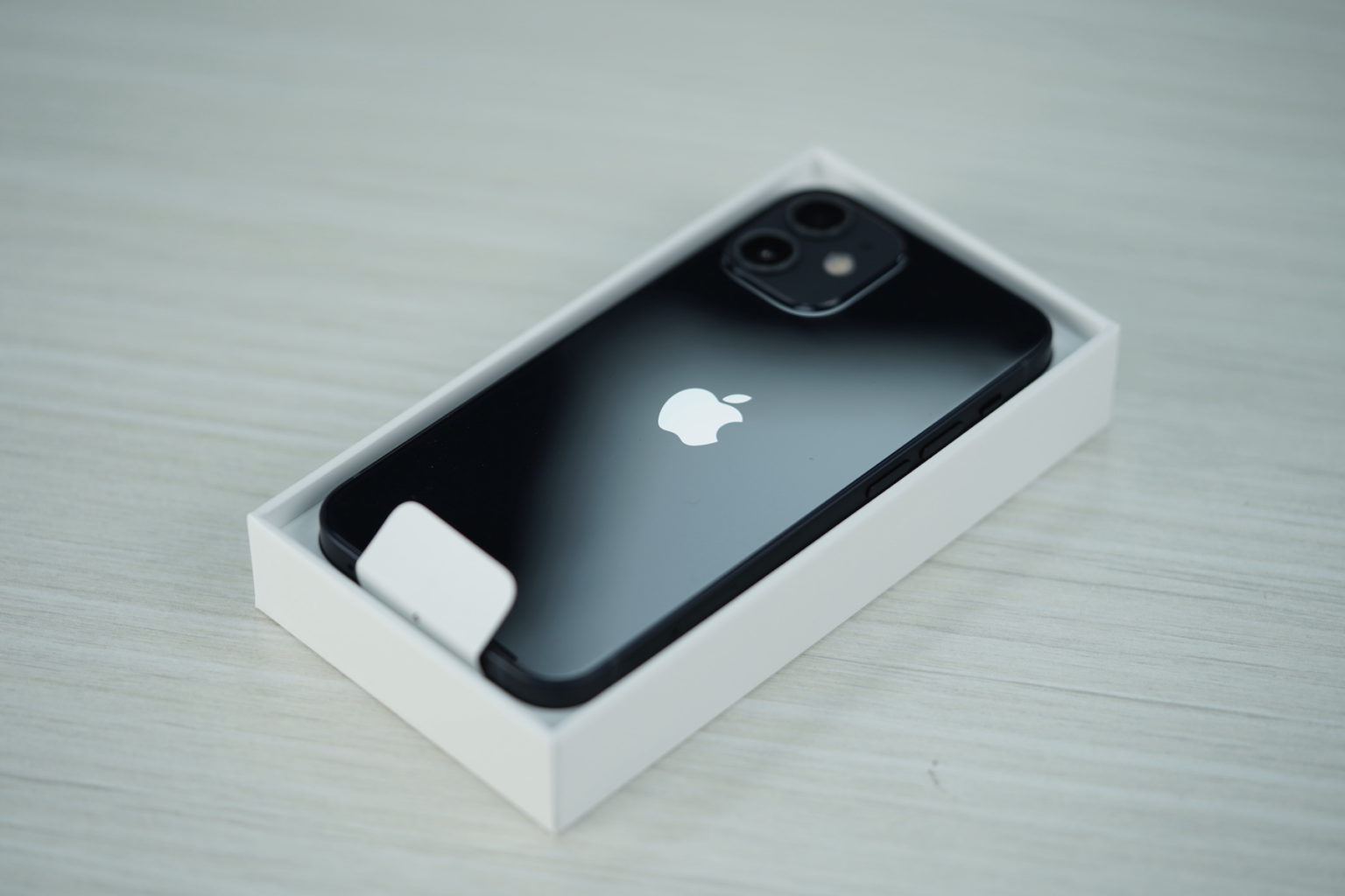 Unboxing iPhone 12 mini v podání LsA – Letem světem Applem