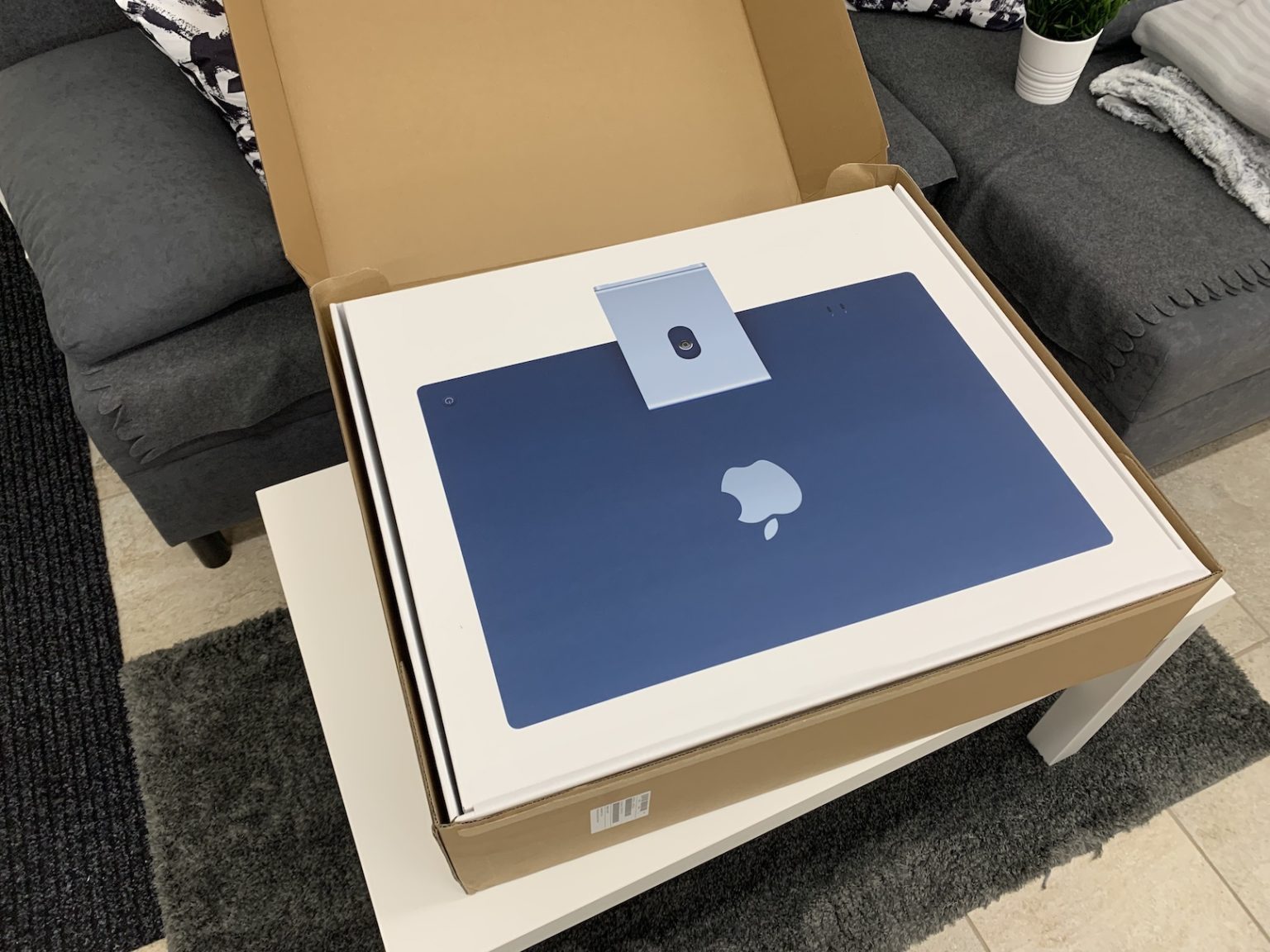 Unboxing the 24″ iMac (2021) by LsA - Letem svetem Applem