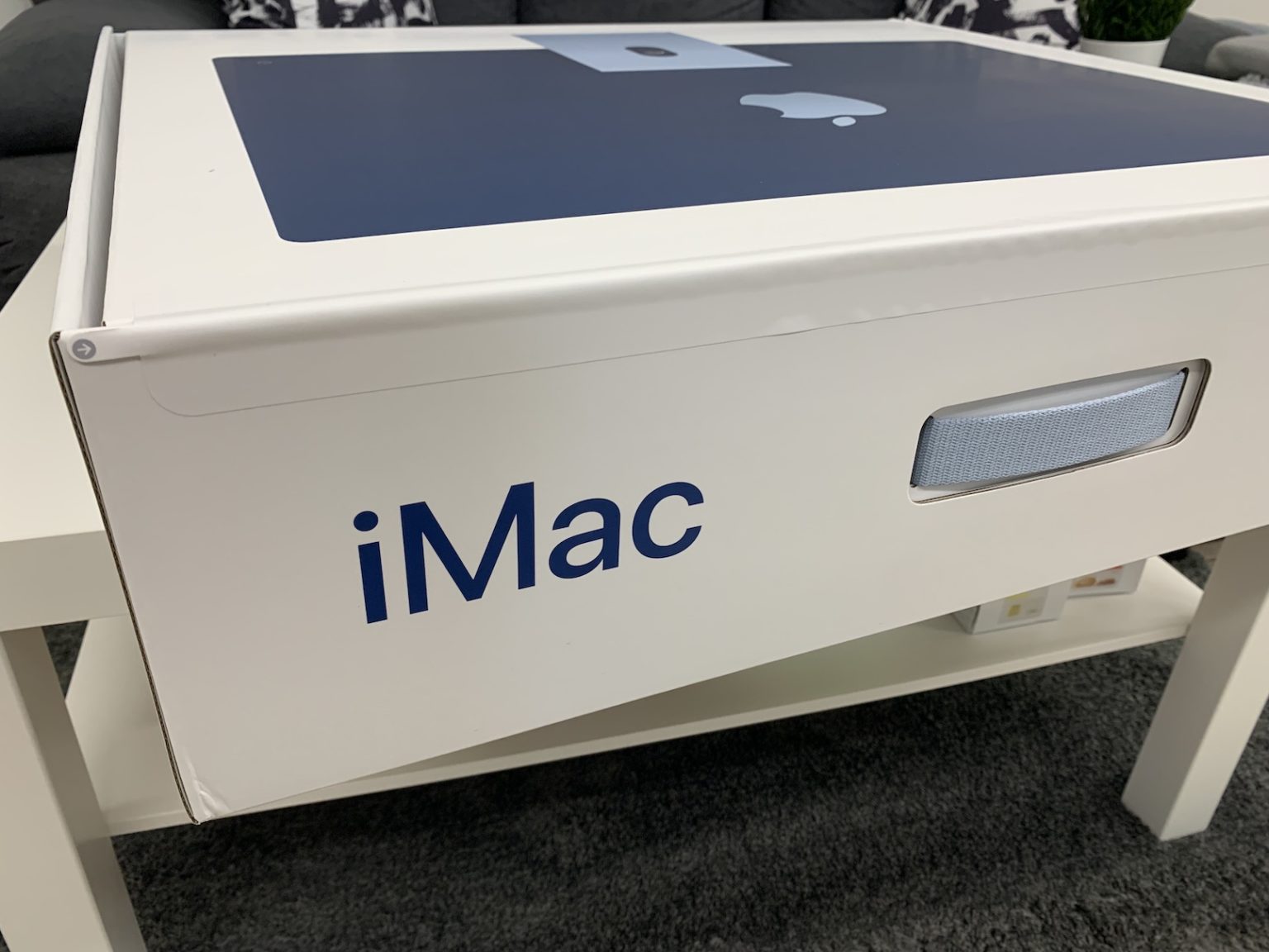 Unboxing the 24″ iMac (2021) by LsA - Letem svetem Applem