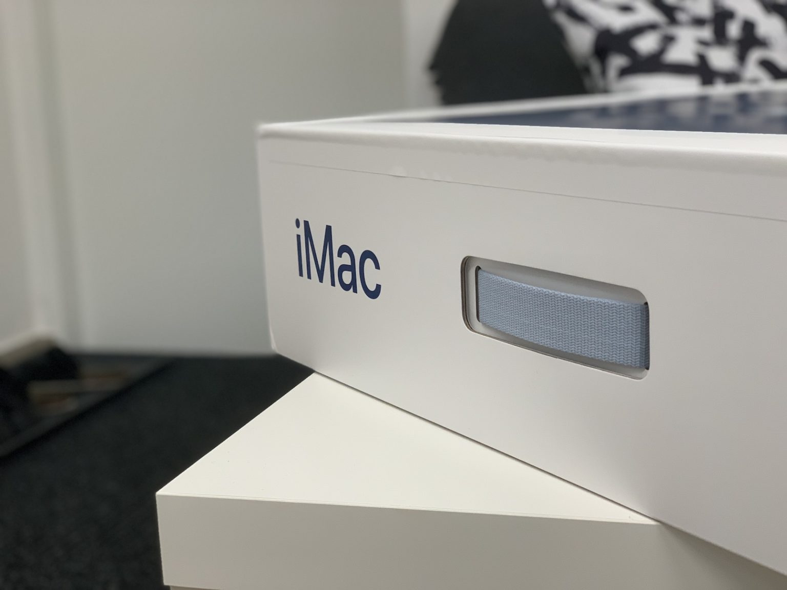 Unboxing the 24″ iMac (2021) by LsA - Letem svetem Applem