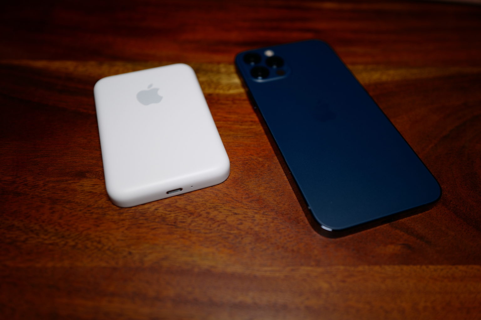 MagSafe Battery Pack se dočkal prvního rozebrání. Podívejte se, jak ...