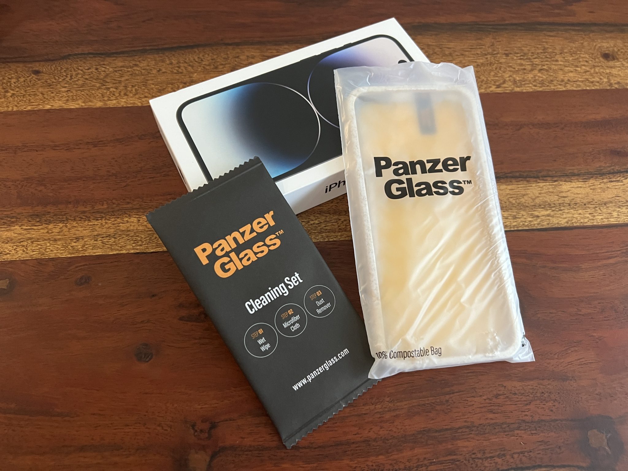 Recenze skla PanzerGlass pro iPhone 14 Pro s aplikačním rámečkem ...