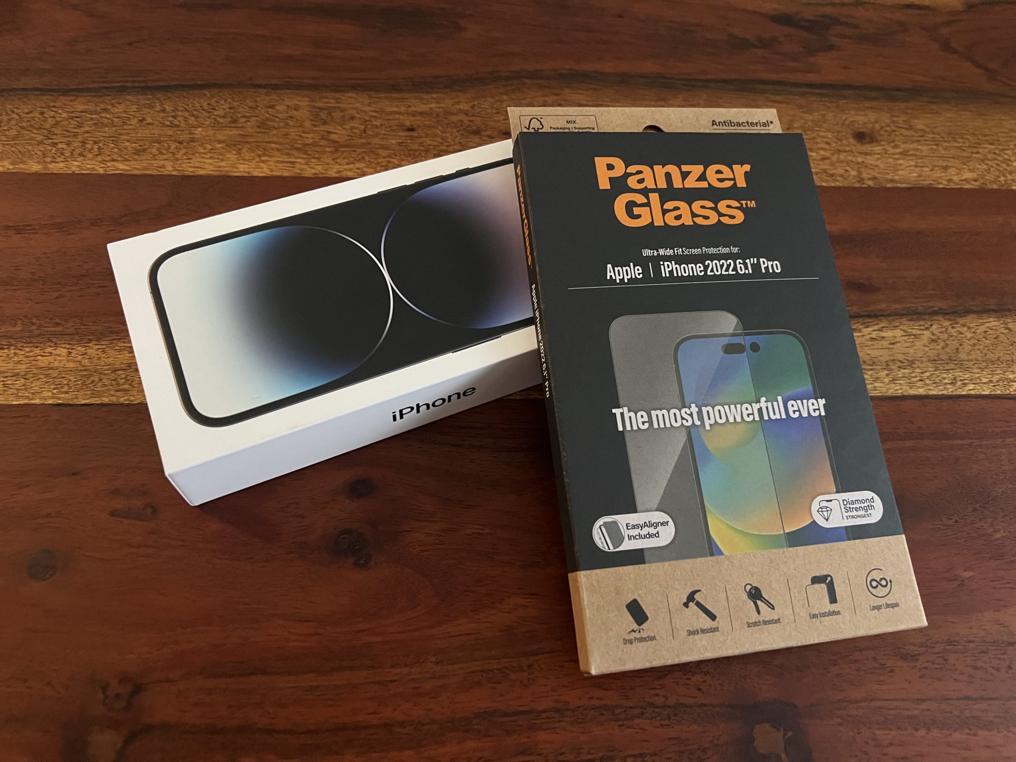 Recenze skla PanzerGlass pro iPhone 14 Pro s aplikačním rámečkem ...