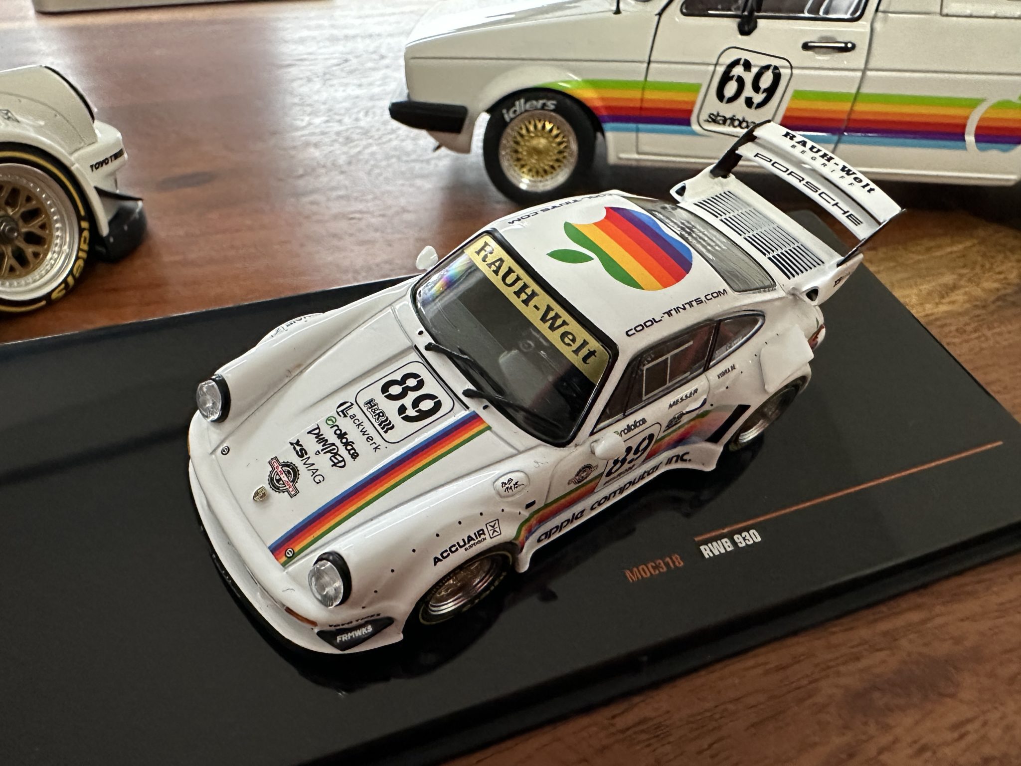 Recenze Porsche RWB 930 #89 Apple Computer Inc. 1:43 se stane ozdobou ...