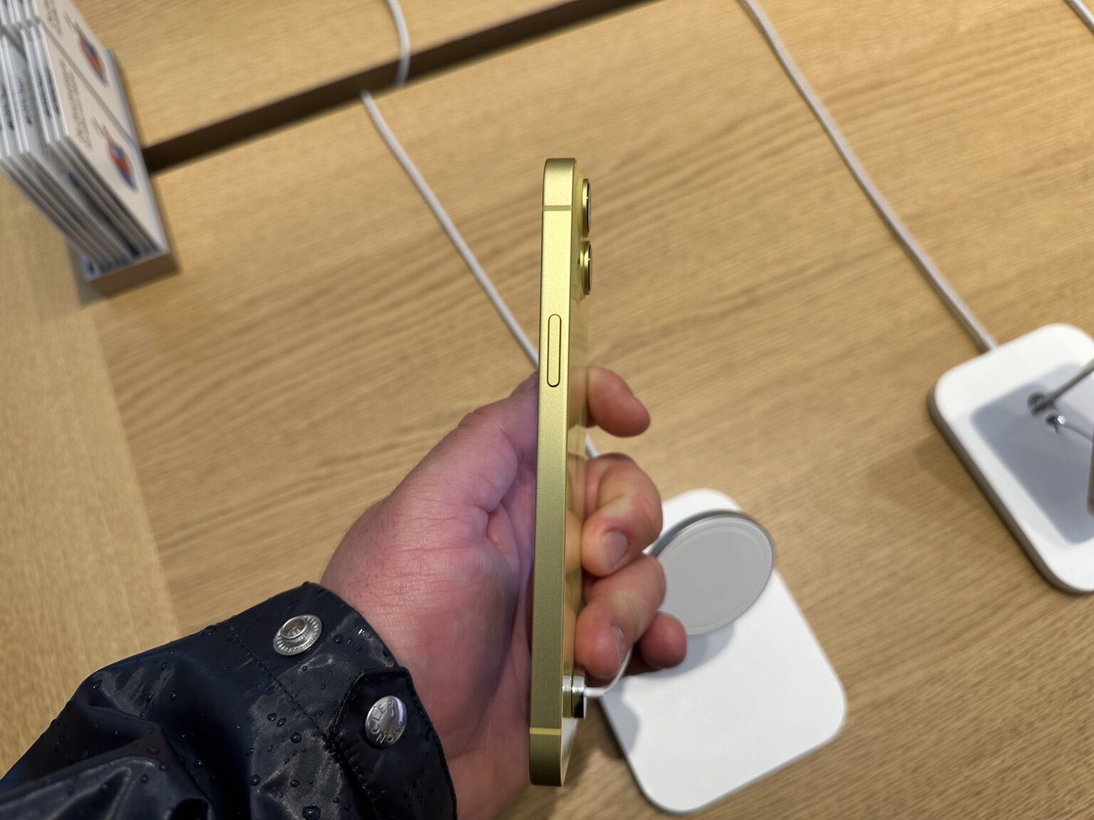 Nejen nová barva iPhonů 15 (Pro)! Apple má na jaře ukázat i nový odstín ...