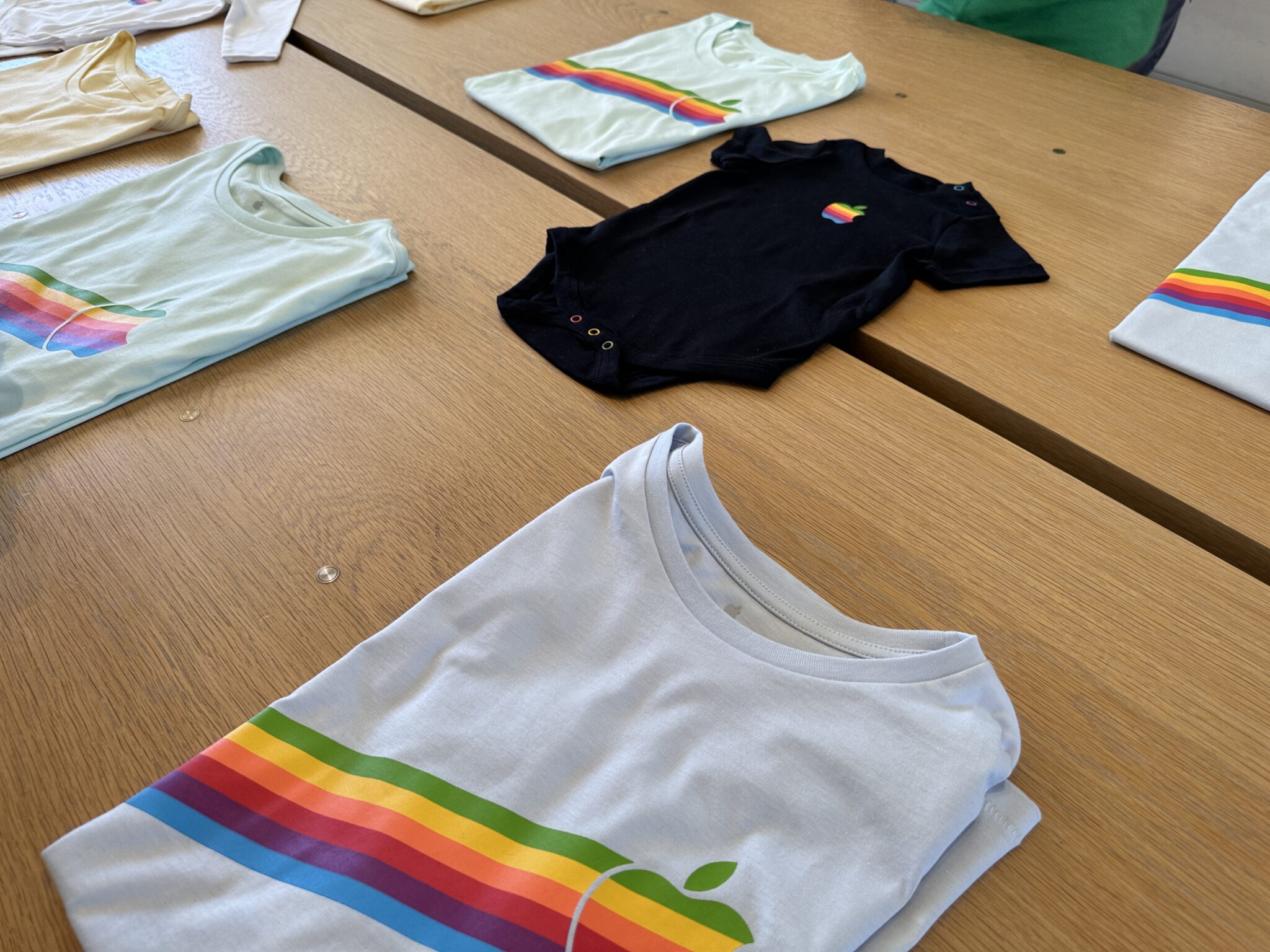 Koupili jsme si všechen merch, který Apple aktuálně prodává v Apple ...