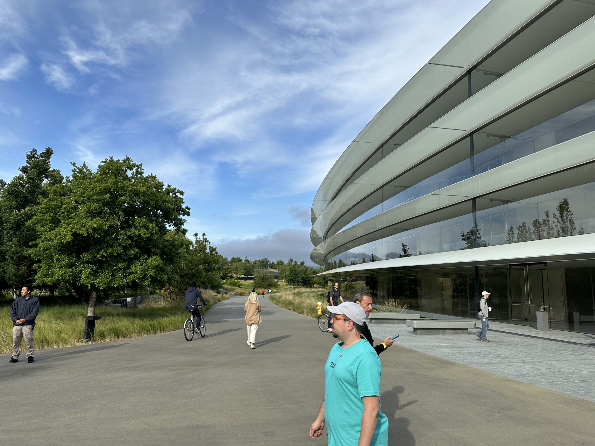 Pojďte se s námi podívat do Apple Parku, takto nás uvítal sám Tim Cook ...