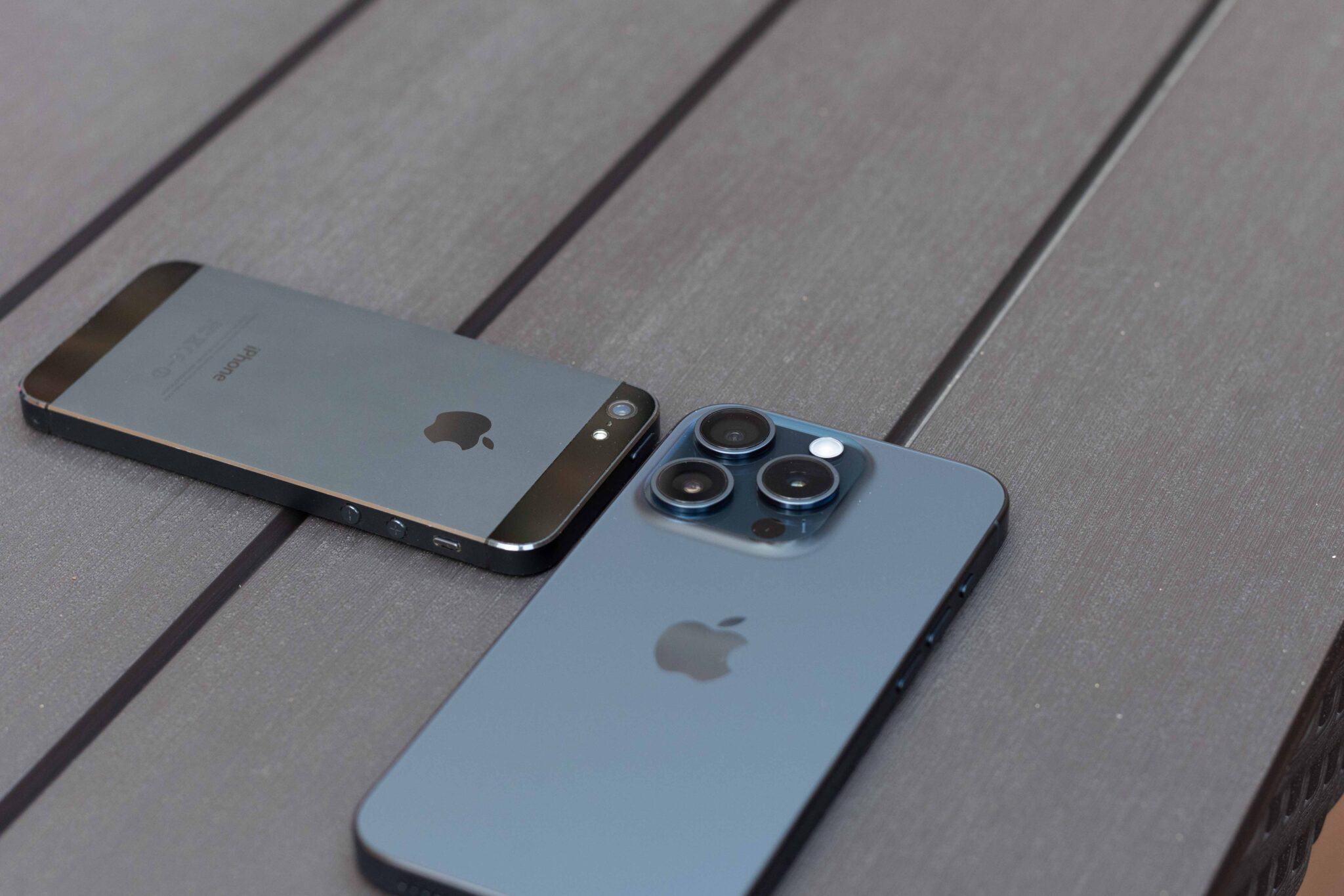 11 let evoluce: Podívejte se, jak vedle sebe vypadá stařičký iPhone 5 a ...