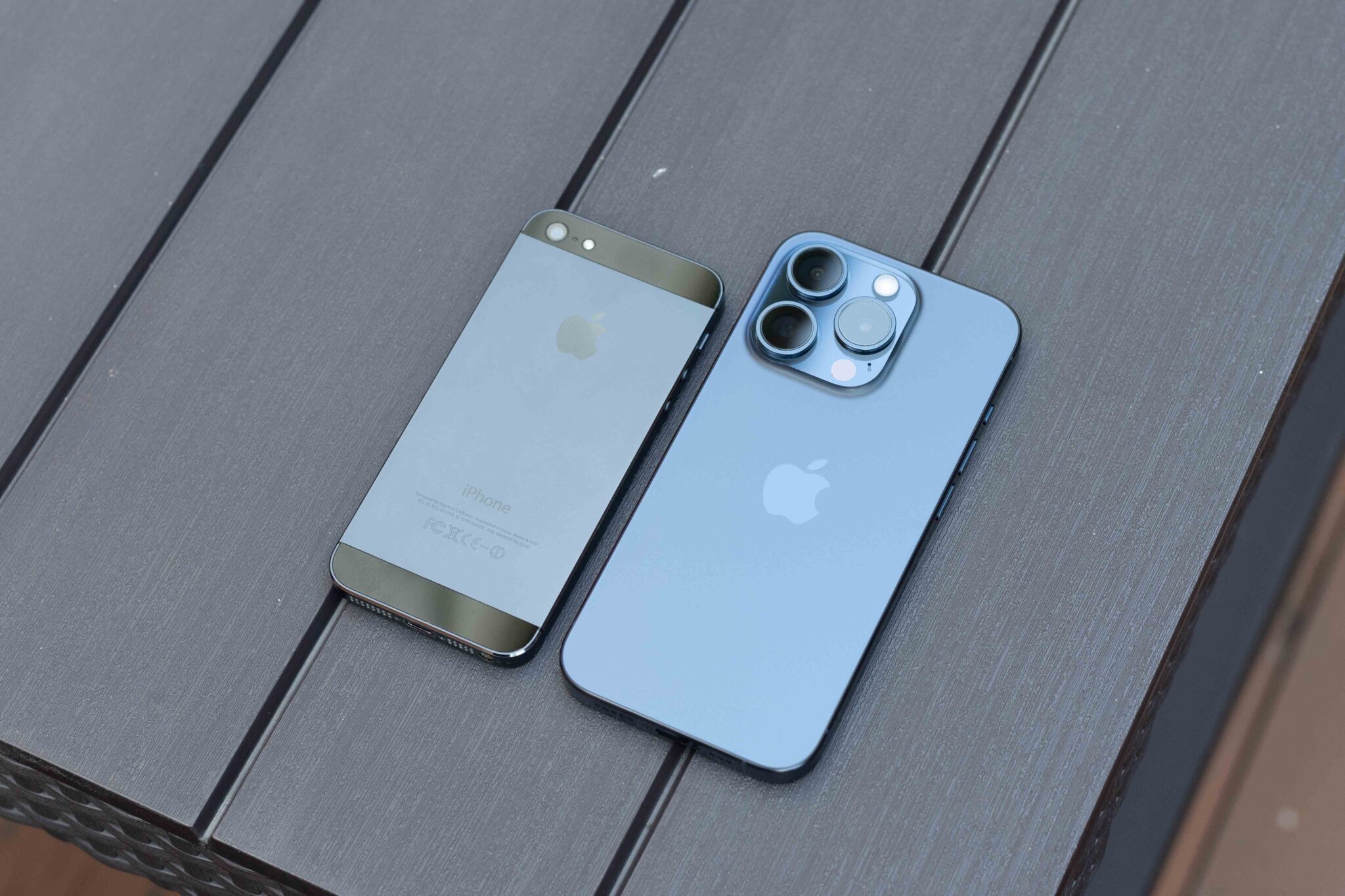 11 let evoluce: Podívejte se, jak vedle sebe vypadá stařičký iPhone 5 a ...