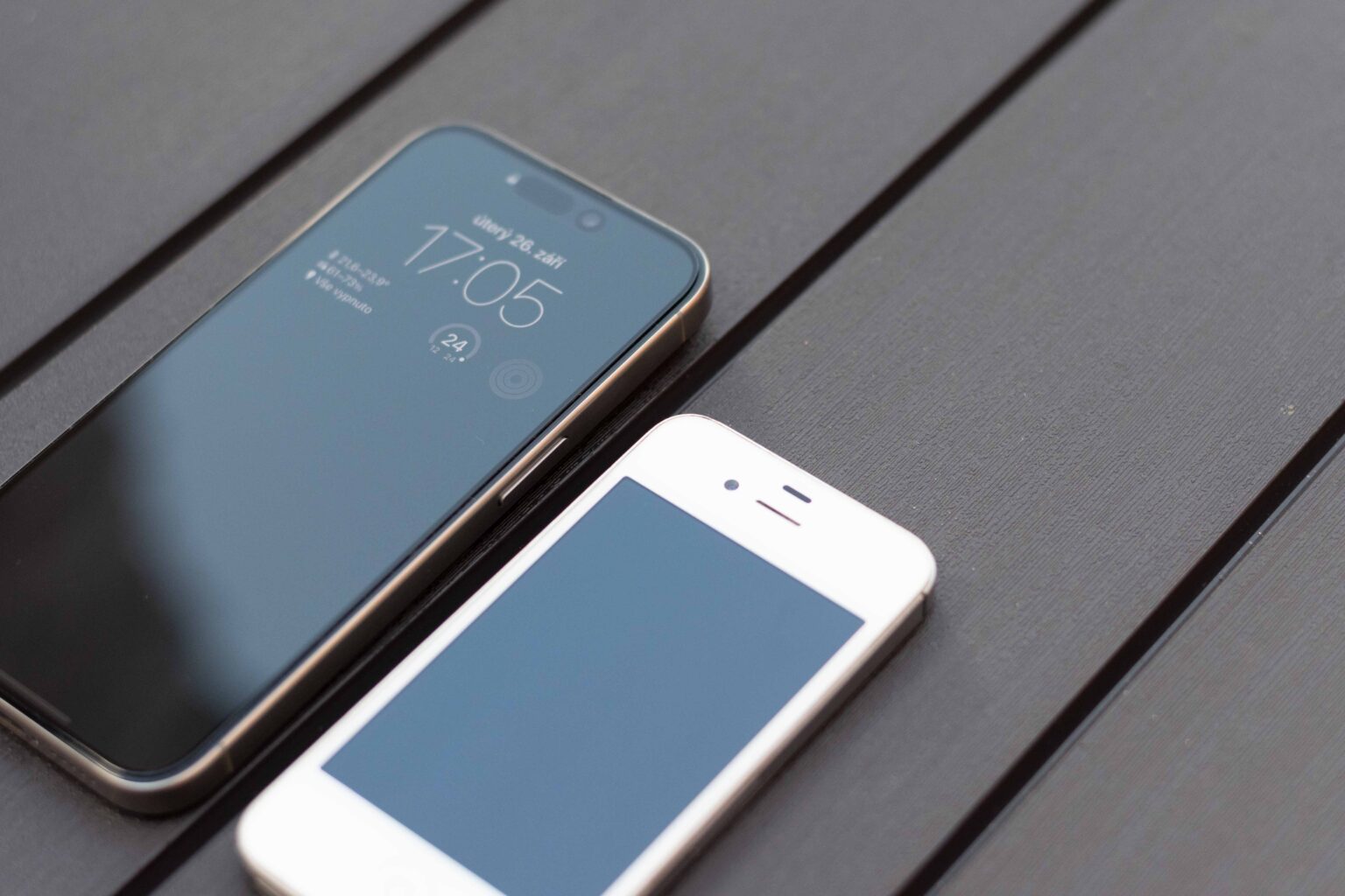 From aluminum to titanium and back: How iPhone frames have changed over ...