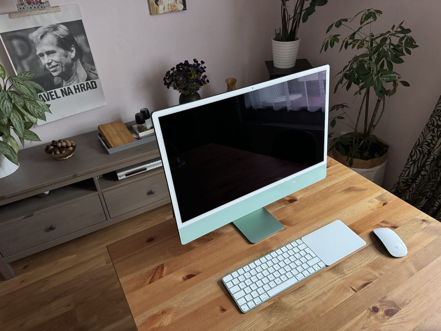 Podívejte se, jak vypadá nový iMac M3 uvnitř. Změnil se opravdu jen čip ...