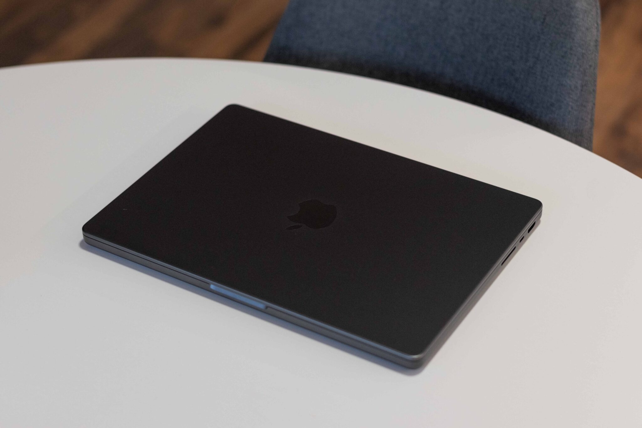 Unboxing vesmírně černého MacBooku Pro M3 v podání LsA – Letem světem ...