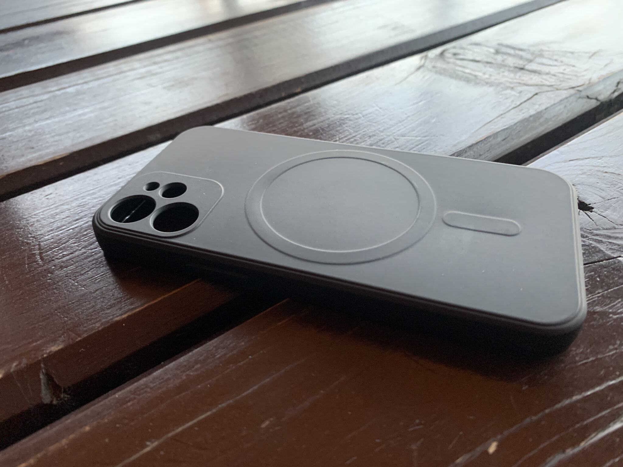 Recenze krytu pro iPhone Swissten Soft Joy Magstick: Minimalismus s ...