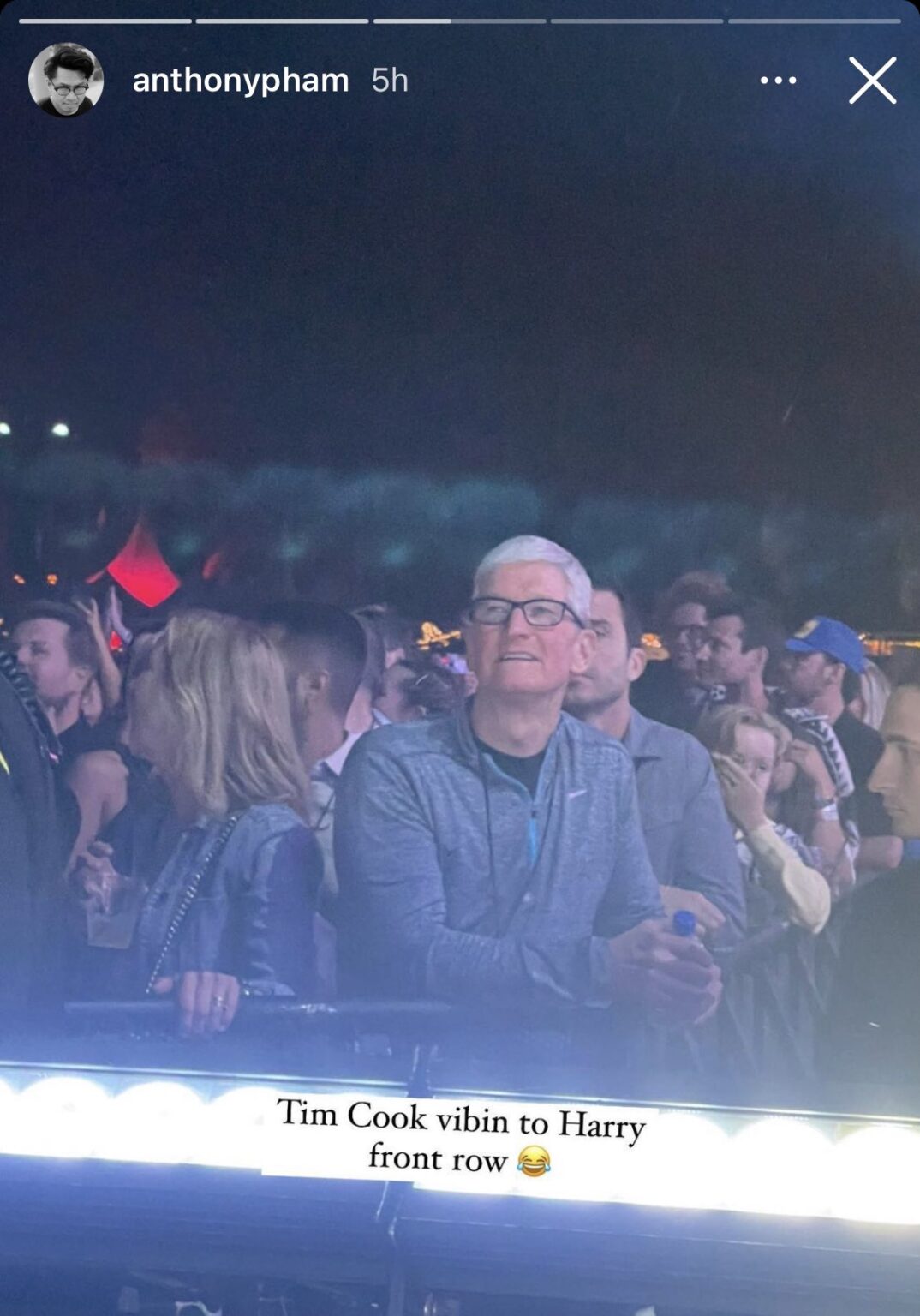 Tim Cook se včera zúčastnil představení nových Samsungů Galaxy S24 ...