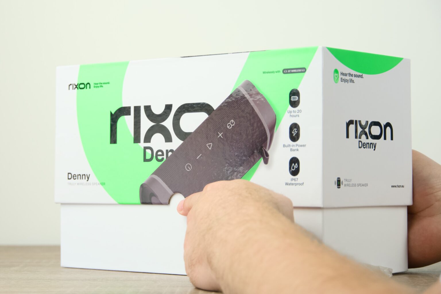 Ülevaade: Rixon Denny helirikas kaasaskantav Bluetooth-kõlar riiulile ...