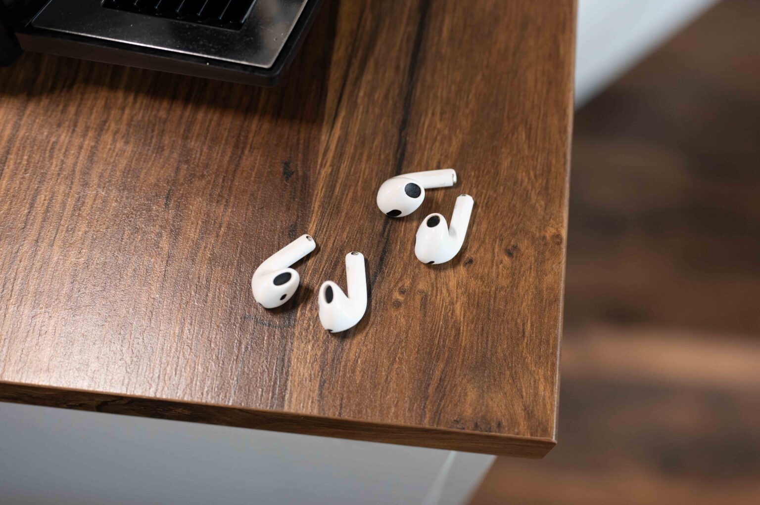 Apple zjednodušil instalaci beta firmwaru pro AirPods. Stačí iPhone s ...