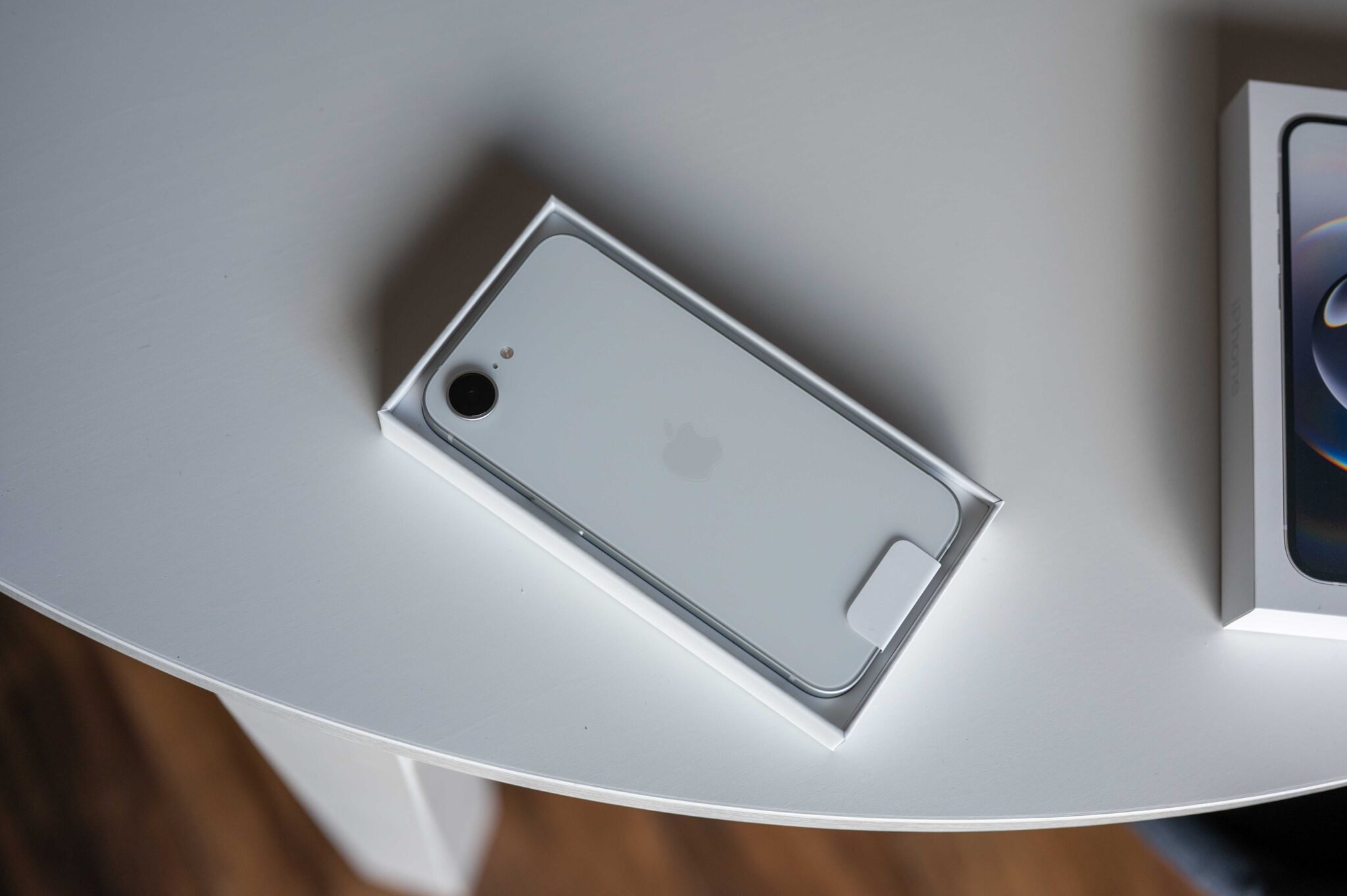 Už týden používám iPhone 16e a čím dál tím víc chápu, proč nemá MagSafe ...