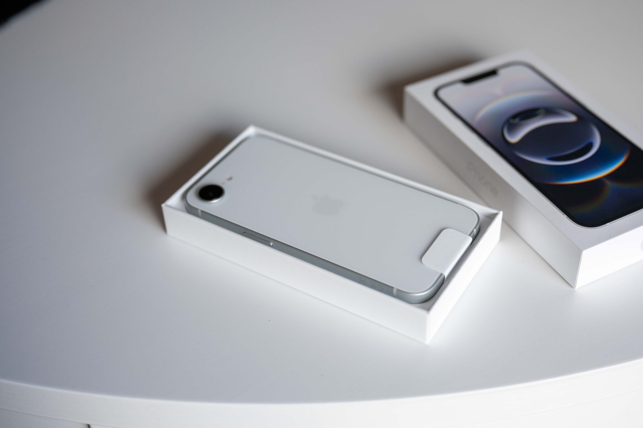 iPhone 16e 리뷰: 여러 면에서 논란이 있지만 예외적입니다. Letem svetem Applem