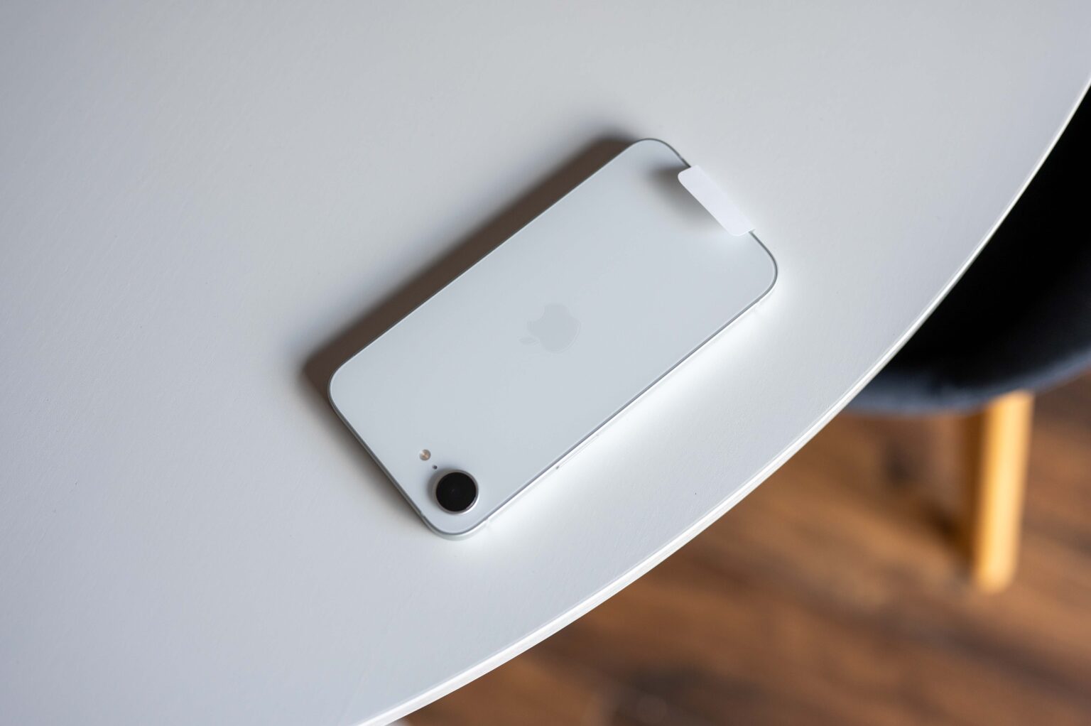 Už týden používám iPhone 16e a čím dál tím víc chápu, proč nemá MagSafe – Letem světem Applem