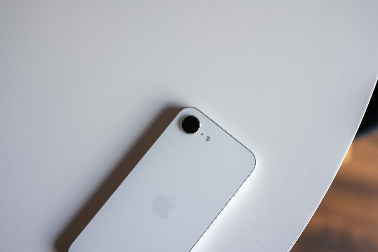 iPhone 16e recenze: V mnoha ohledech kontroverzní, přesto však opět výjimečný – Letem světem Applem