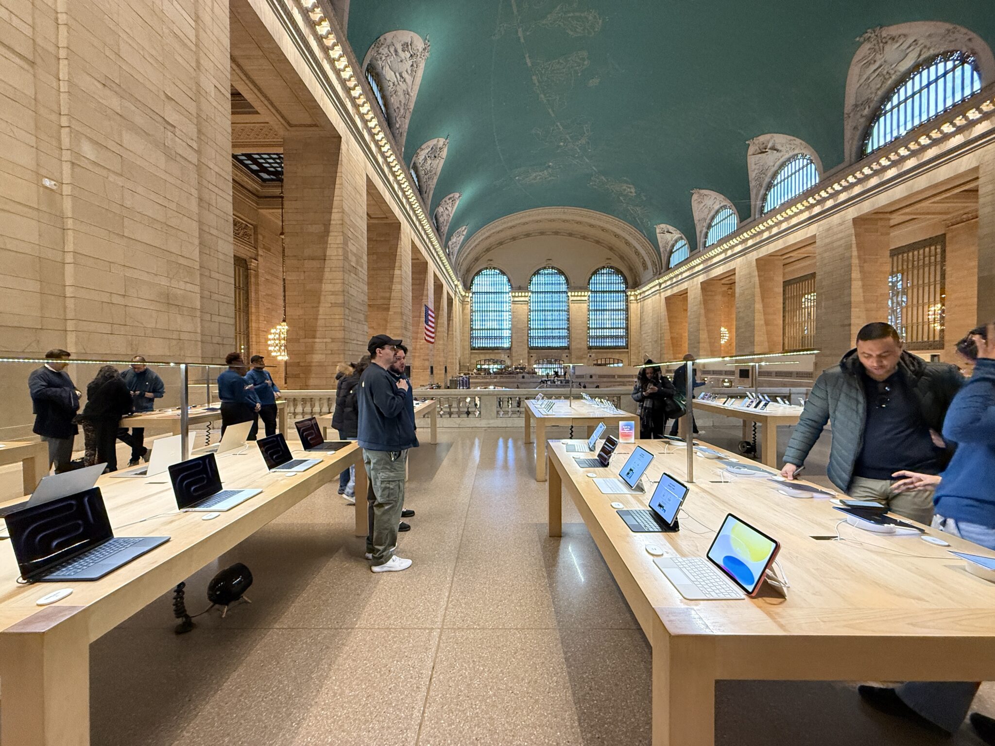 Apple zahájil oslavy 50. výročí! V ikonickém Apple Grand Central ...