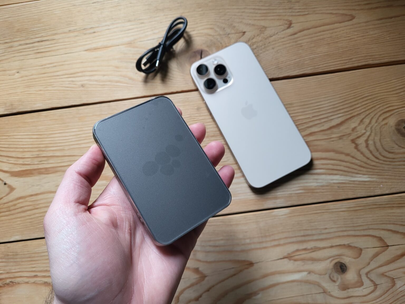 EPICO EM45 パワーバンクレビュー：コンパクトで耐久性があり、ディスプレイ付き – Letem svetem Applem