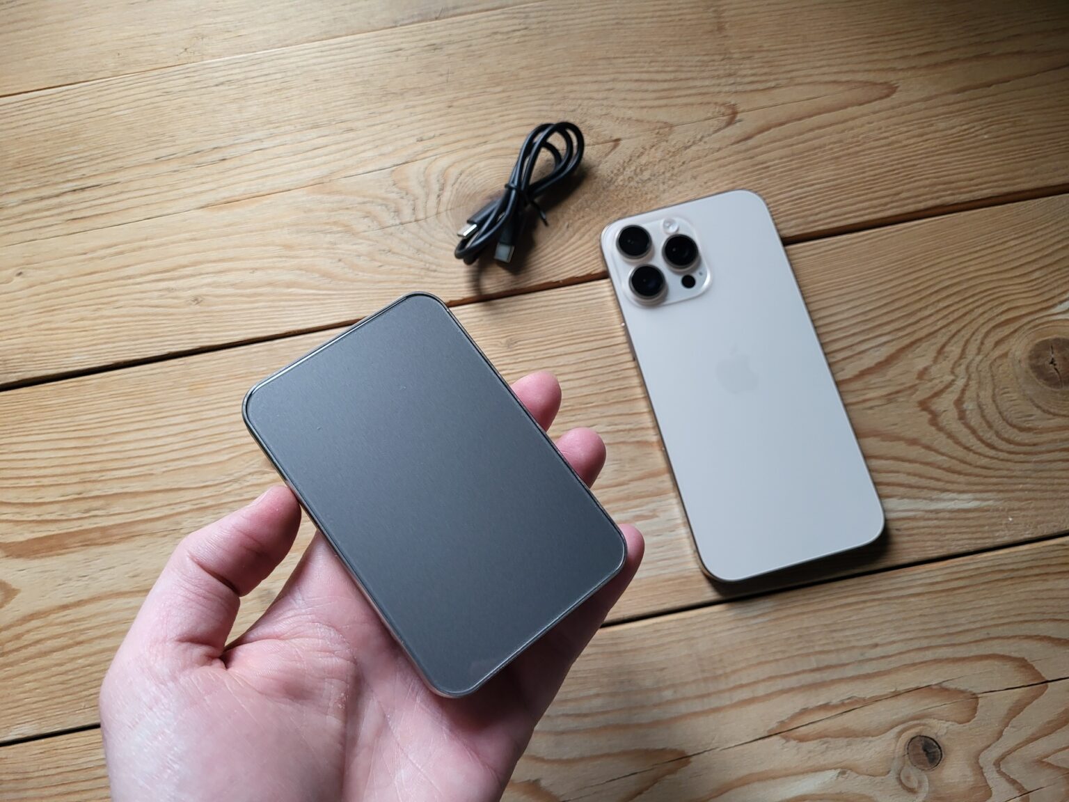 EPICO EM45 パワーバンクレビュー：コンパクトで耐久性があり、ディスプレイ付き – Letem svetem Applem