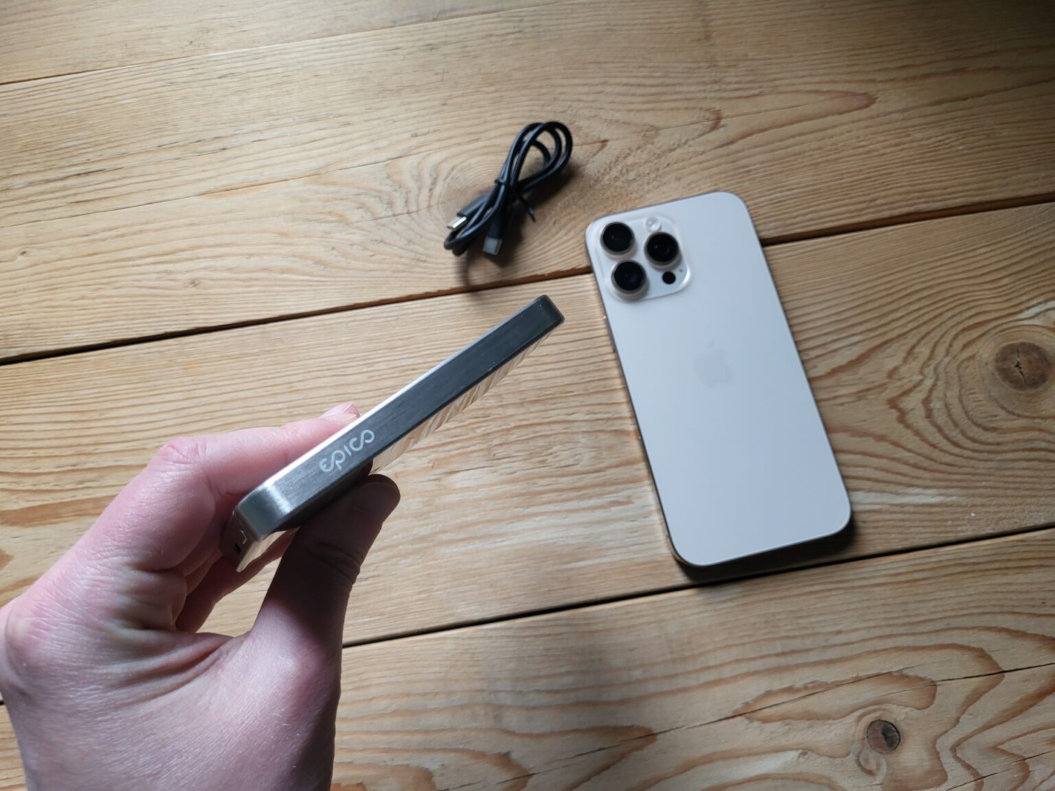 EPICO EM45 パワーバンクレビュー：コンパクトで耐久性があり、ディスプレイ付き – Letem svetem Applem