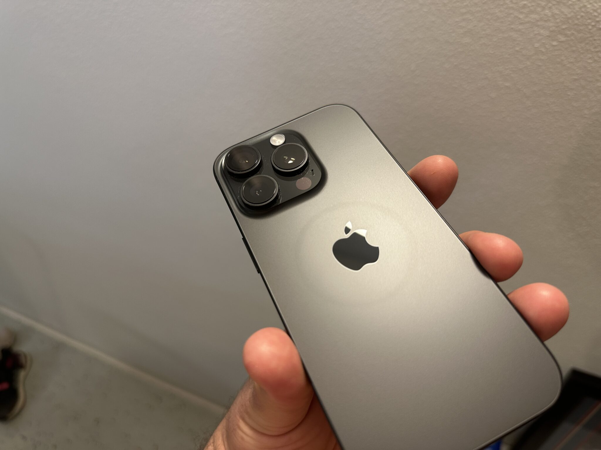 Označení iPhone od MagSafe nabíječky je čím dál tím víc viditelné ...