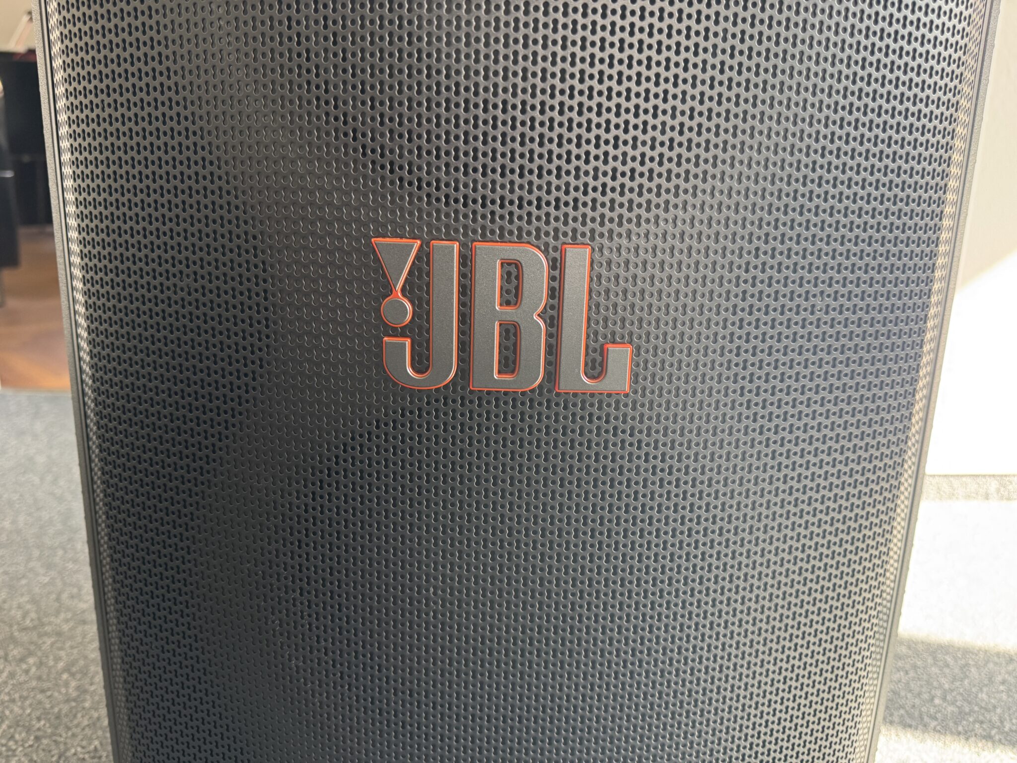 Recenze JBL PartyBox 520: Přenosný reproduktor, který s pomocí AI mění ...