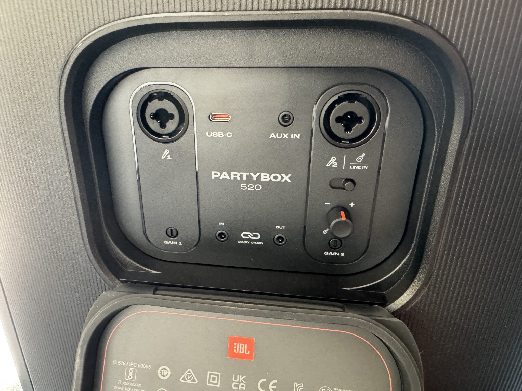 Recenze JBL PartyBox 520: Přenosný reproduktor, který s pomocí AI mění ...