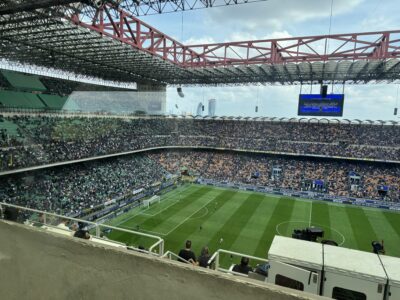 レンズを通して見る伝説のサン・シーロ・サッカースタジアム iPhone 15プロ- Letem svetem Applem