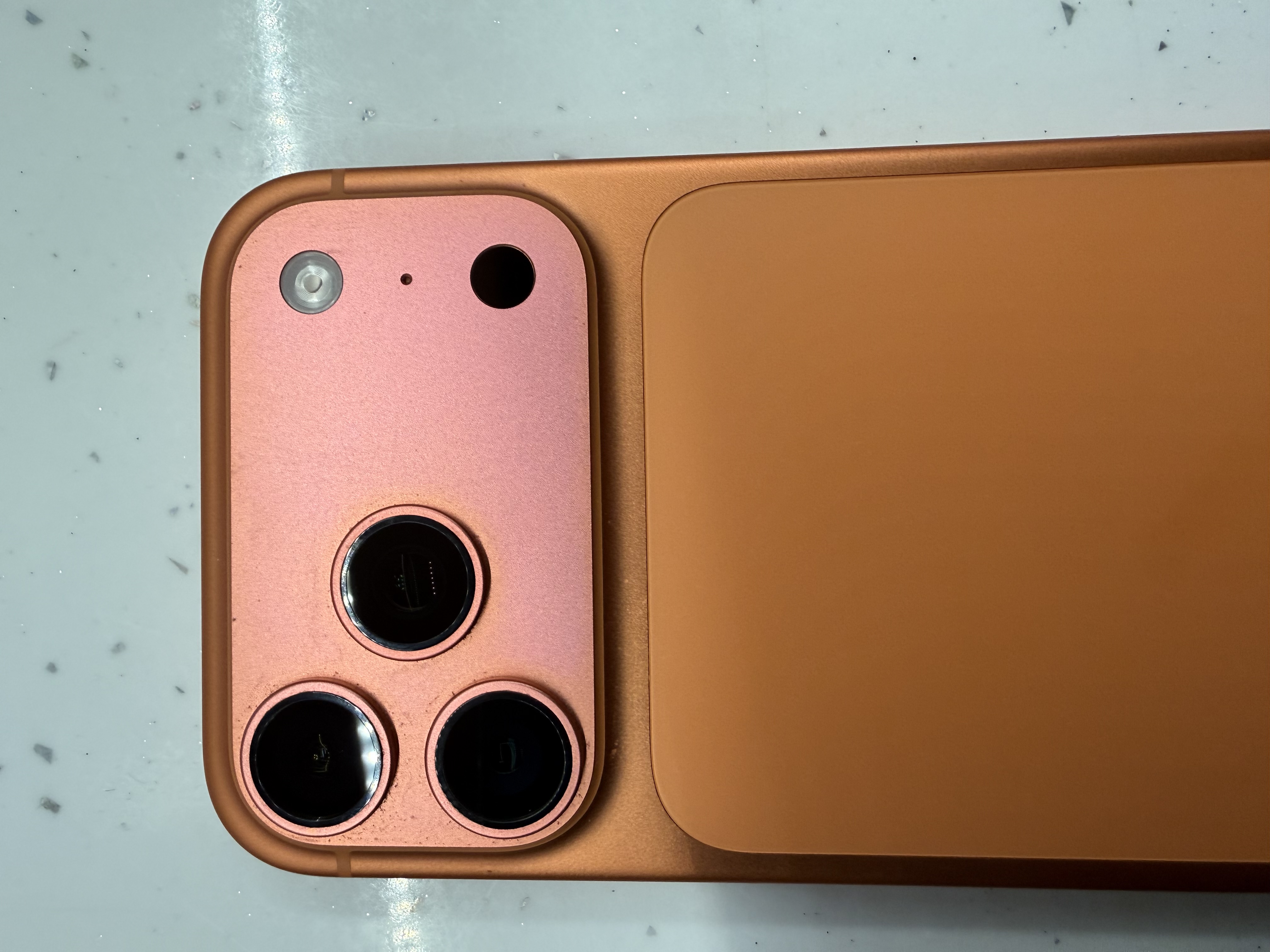 LsA Exclusief Onze Lezersfotomodule Op De Oranje IPhone 17 Pro Is Roze