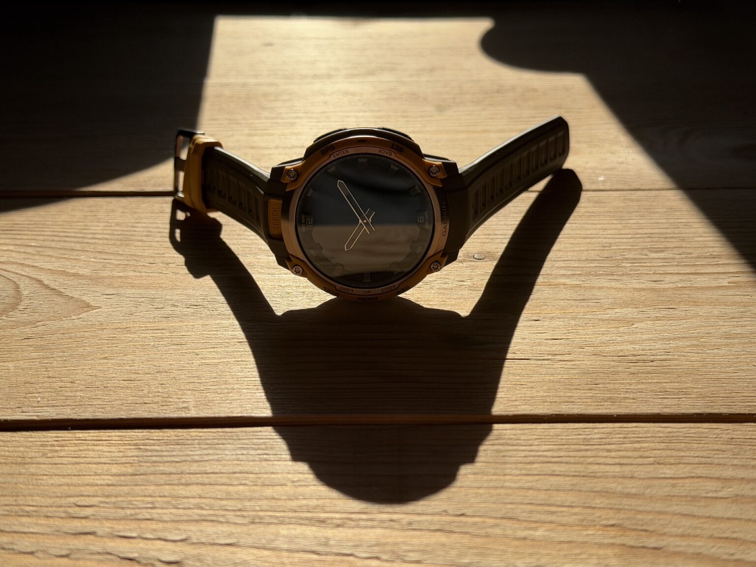 Recenze Garmin Instinct Crossover AMOLED: Mechanické ručky i LED ...