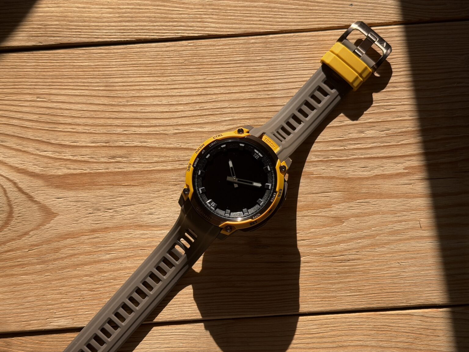 Garmin recenzije Instinct Crossover AMOLED: Mehaničke kazaljke i LED ...