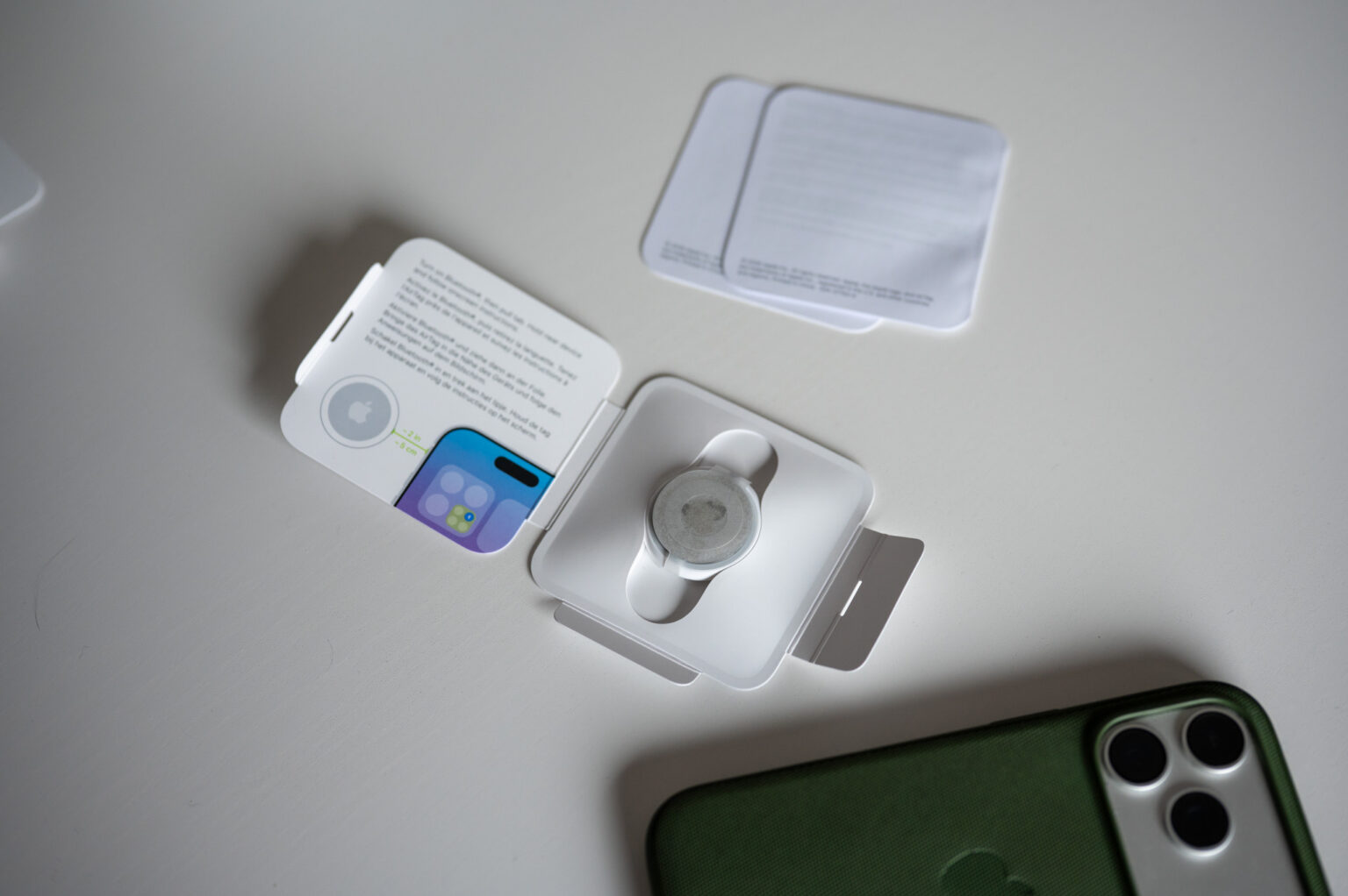 Máme Apple AirTag 2 v redakci! Zde je náš unboxing a první dojmy z něj ...